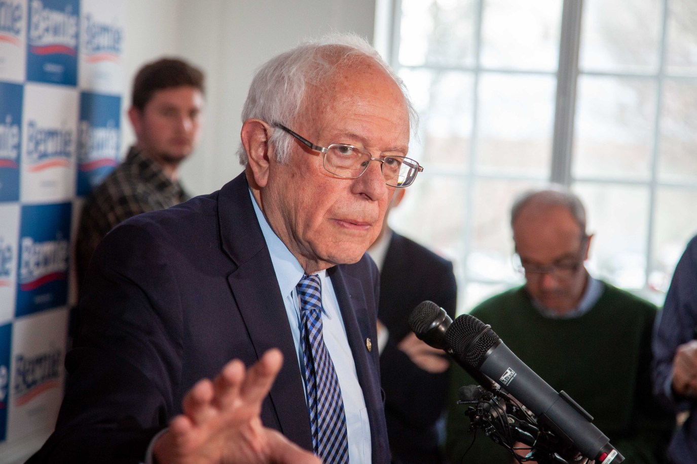 Bernie Sanders’ inaugural mittens snagging big money back home - VTDigger