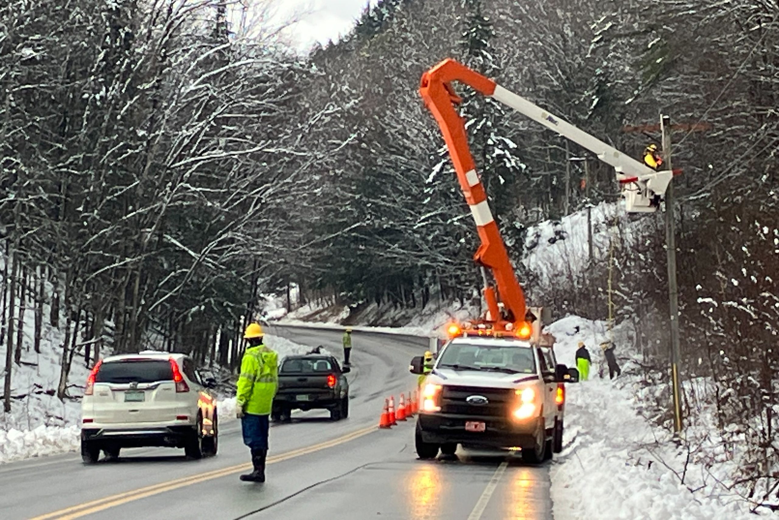 More than 30,000 Vermonters lose power after heavy snowfall - VTDigger